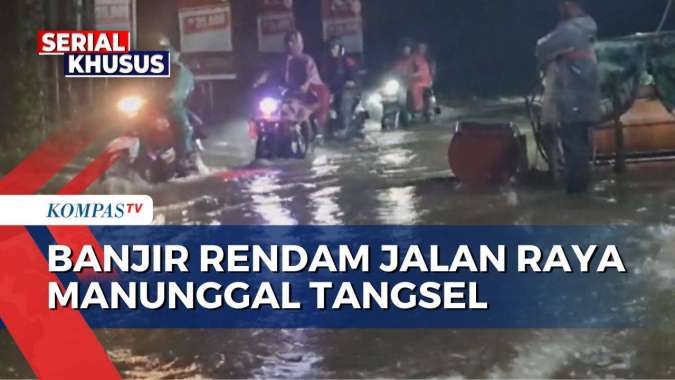 Banjir Rendam Jalan Raya Manunggal Tangsel, Sejumlah Sepeda Motor Mogok