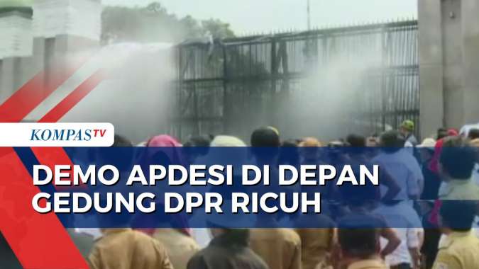 Ricuh! Massa APDESI Blokade Jalan dan Terobos Pagar Gedung DPR
