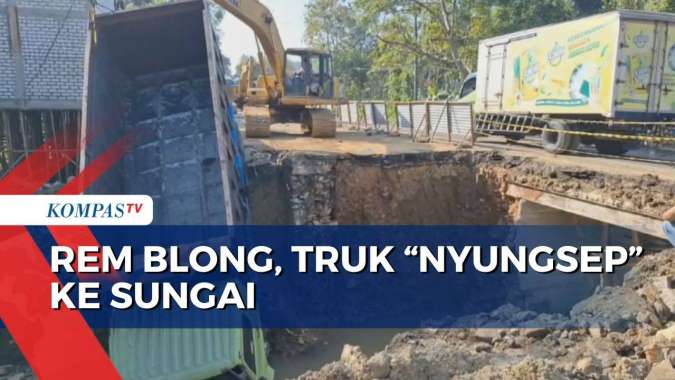 Diduga Rem Blong, Truk Tabrak 2 Mobil dan Terjun ke Sungai