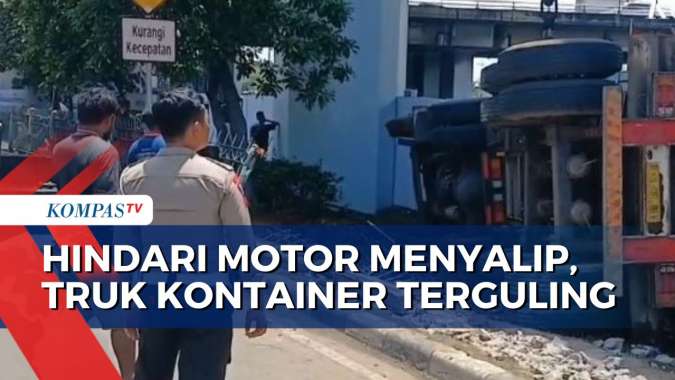 Hindari Motor Menyalip, Truk Kontainer Terguling di Jalan Lodan Raya Jakut