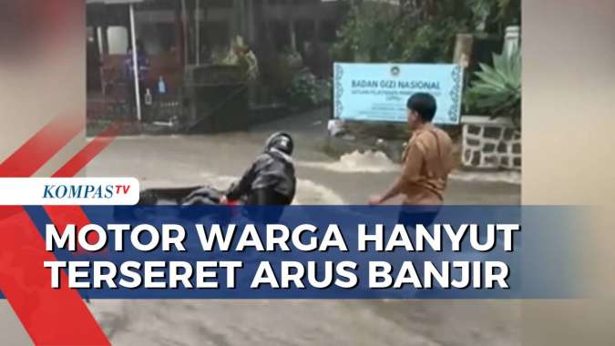 Derasnya Banjir, Motor Warga Kawasan Lembang Hanyut Terbawa Arus