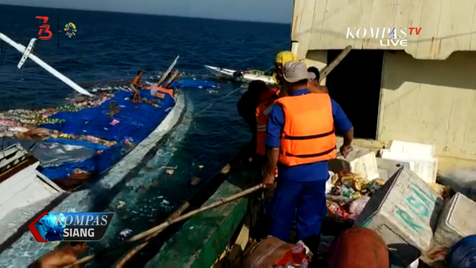 Kapal Pengangkut Barang Tenggelam di Teluk Bone