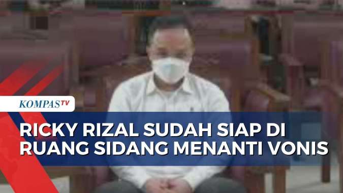 Jelang Sidang Vonis, Ricky Rizal Telah Siap di Ruang Sidang PN Jakarta ...