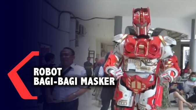 Robot Transformer Bagikan Masker di Stasiun Gubeng Surabaya