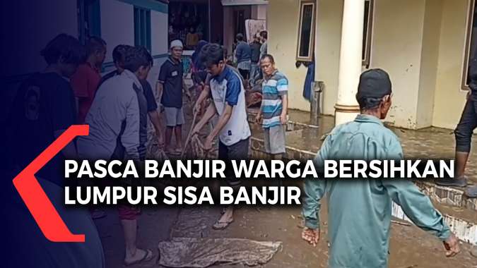 Warga Bersihkan Sisa Lumpur Banjir
