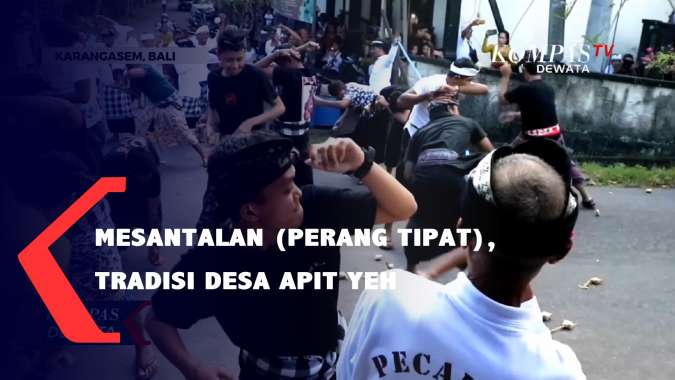 Mesantalan (Perang Tipat), Tradisi Desa Adat Apit Yeh