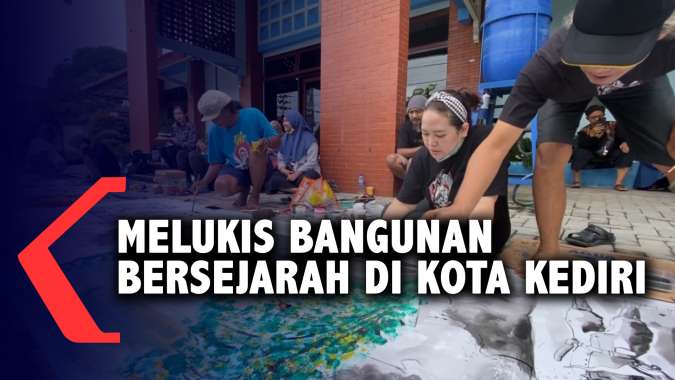 Belasan Seniman Melukis Bangunan Bersejarah di Kota Kediri