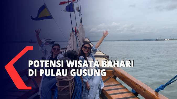 Menyusuri Pulau Gusung Menggunakan Kapal Pinisi