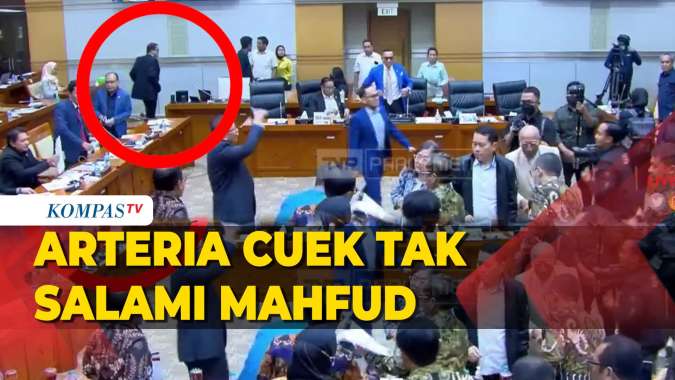 Momen Arteria Dahlan Cuek Tak Salami Mahfud MD Usai Rapat