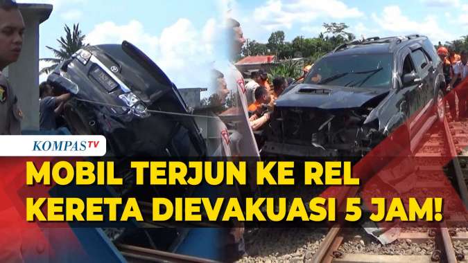 Penampakan Mobil Fortuner Nyangkut di Rel Kereta Api Banyumas ...