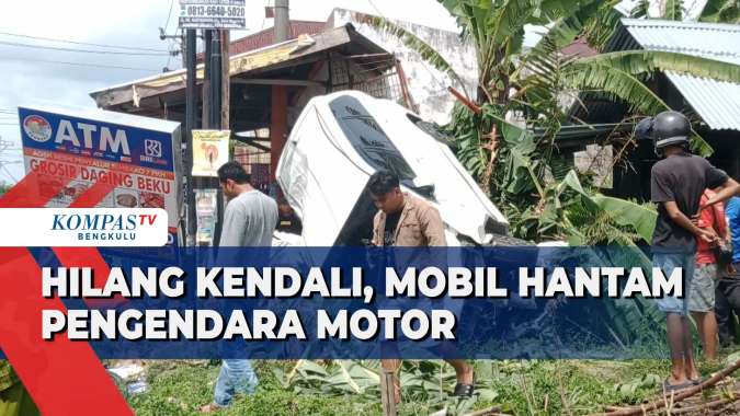 Hilang Kendali, Mobil Hantam Pengendara Motor