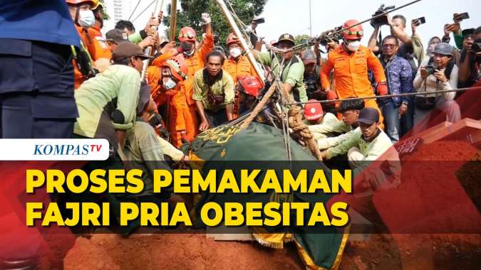 Proses Pemakaman Fajri Pria Obesitas 300 Kilogram, Petugas Pakai ...