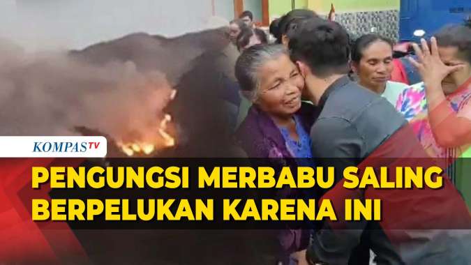 Momen Mengharukan Pengungsi Gunung Merbabu dengan Para Petugas di Lokasi Momen Mengharukan Pengungsi Gunung Merbabu dengan Para Petugas di Lokasi
