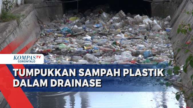 Warga Keluhkan Sampah Plastik Menumpuk Dalam Selokan di Ruas Jalan ...