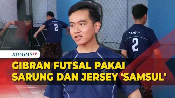 Momen Gibran Main Futsal Pakai Sarung dan Jersey 'Samsul' Momen Gibran Main Futsal Pakai Sarung dan Jersey 'Samsul'