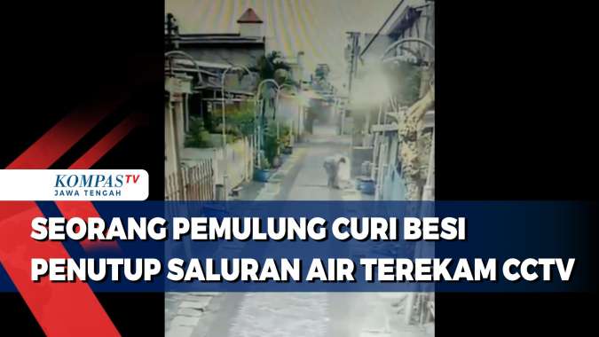 Seorang Pemulung Curi Besi Penutup Saluran Air, Terekam CCTV