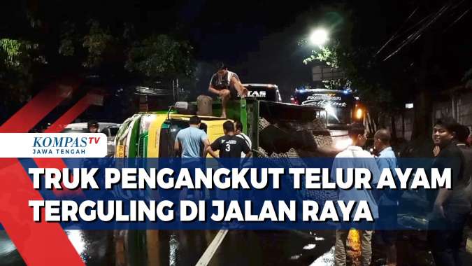 Truk Pengangkut Telur Ayam Terguling di Jalan Raya