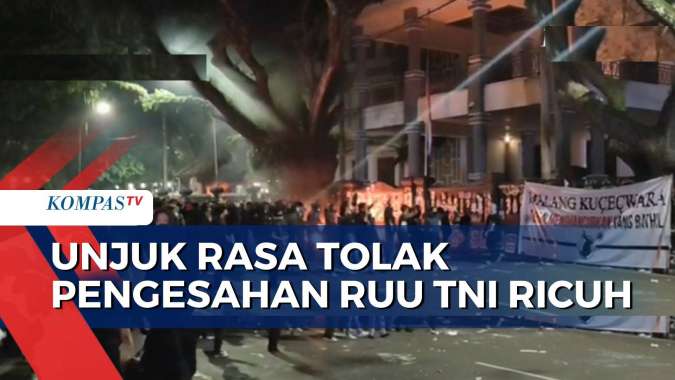 Aksi Unjuk Rasa Pengesahan RUU TNI di Depan Kantor DPRD Malang Berujung Ricuh