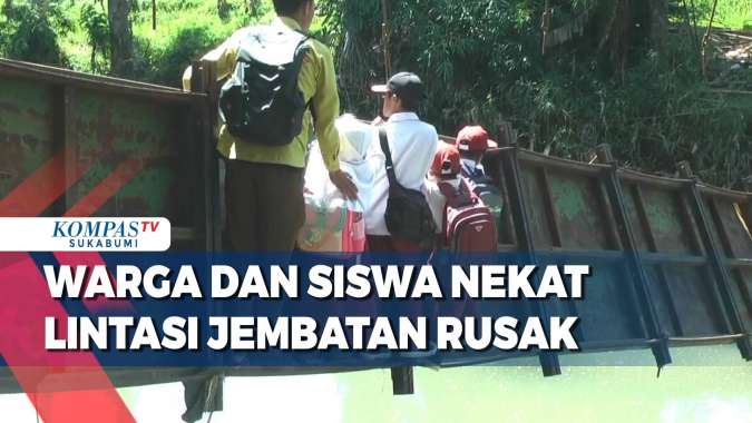 Nyaris Putus, Warga Dan Siswa Nekat Lintasi Jembatan Rusak