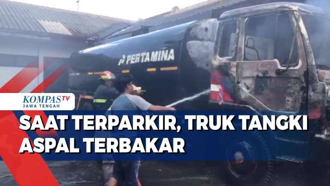 Saat Terparkir, Truk Tangki Aspal Terbakar