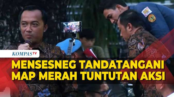 Momen Mensesneg Tandatangani Tuntutan Aksi 'Indonesia Gelap' di Kawasan Patung Kuda