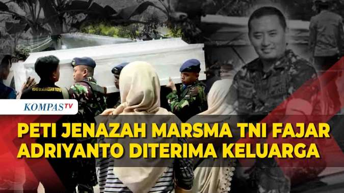 Momen Peti Jenazah Marsma TNI Fajar Adriyanto Tiba di Rumah Duka ...