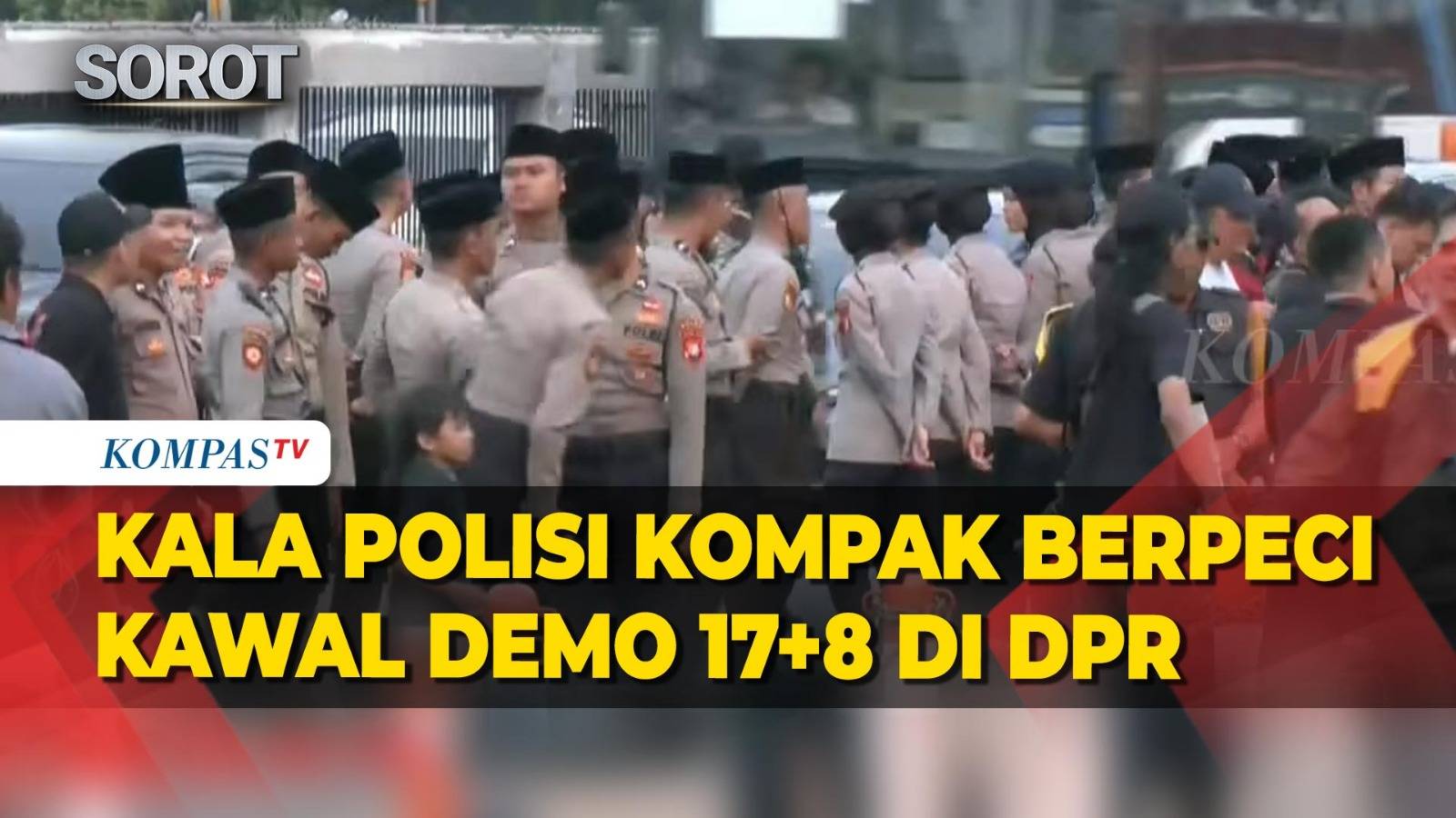 Video: Tampil Beda! Polisi Kompak Pakai Peci saat Kawal Demo 17 8 ...