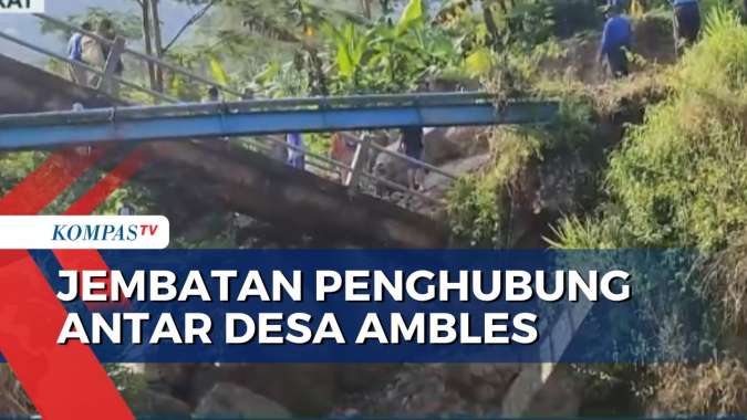 Jembatan Penghubung Antar Desa Roboh Tergerus Arus Sungai, Aktivitas Warga Terganggu!