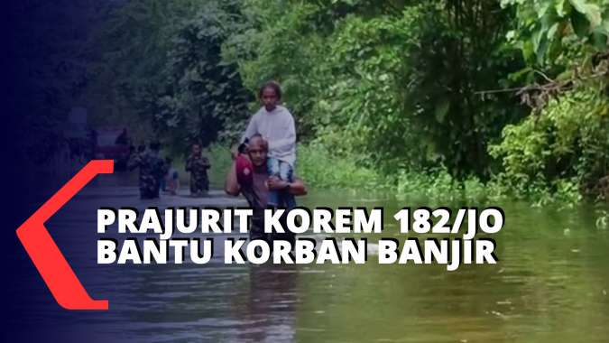 Prajurit Korem 182/JO Sebrangkan Warga Lewati Banjir Di Fak-Fak