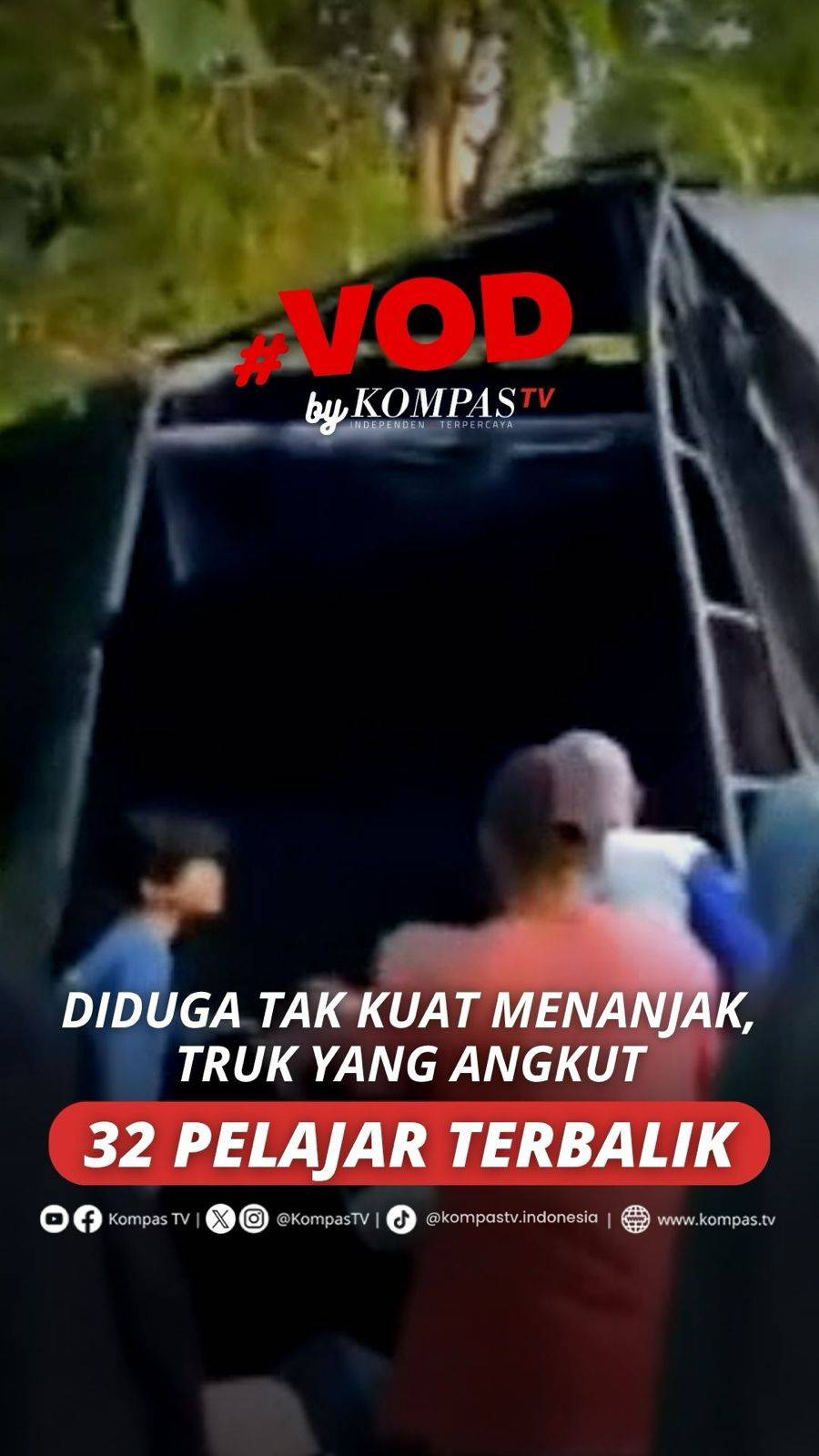Video: DIDUGA TAK KUAT MENANJAK, TRUK YANG ANGKUT 32 PELAJAR TERBALIK