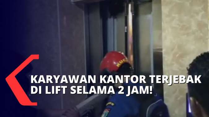 Petugas Damkar Berhasil Evakuasi Karyawan Kantor yang Terjebak di Dalam ...