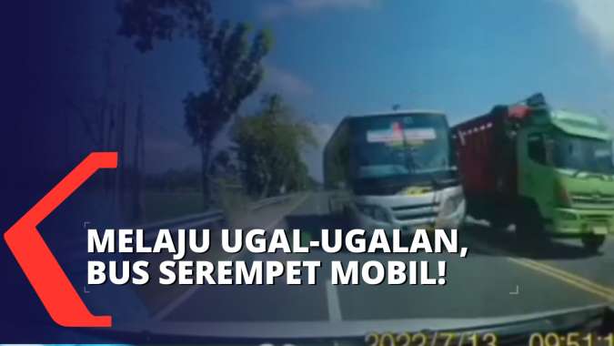 Ugal-ugalan! Bus Serempet Mobil dari Arah Berlawanan di Jalur Madiun-Surabaya