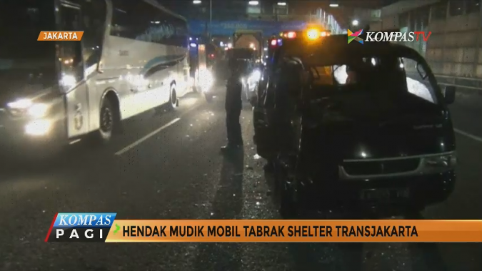 Mobil Tabrak Shelter Transjakarta