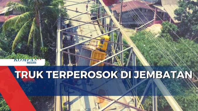 Truk Bermuatan Pasir Terperosok di Jembatan Sungai Batang Serangan Langkat