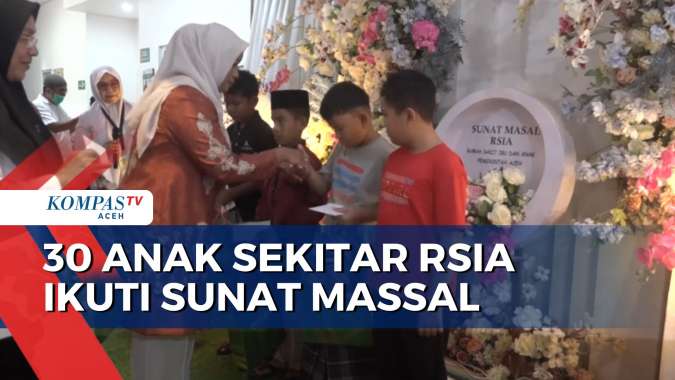 30 Anak Sekitar Rumah Sakit Ibu dan Anak Aceh Ikuti Sunat Massal