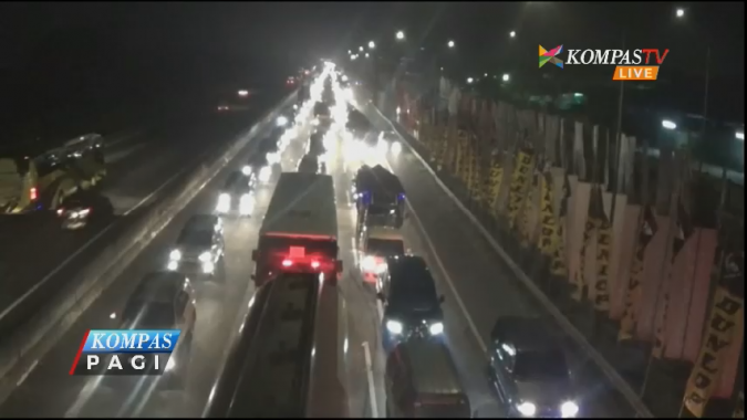 Padat, Tol Cikampek Macet Hingga Belasan Kilometer