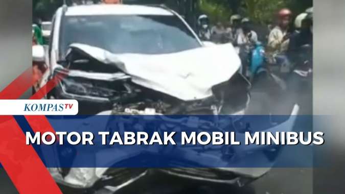 Diduga Hilang Kendali, Motor Tabrak Mobil Minibus di Tebet, Pengendara Motor Tidak Sadarkan Diri