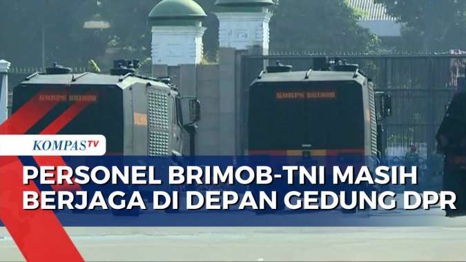 Pagar Depan Gedung DPR Jebol, Personel Brimob-TNI Masih Berjaga ...