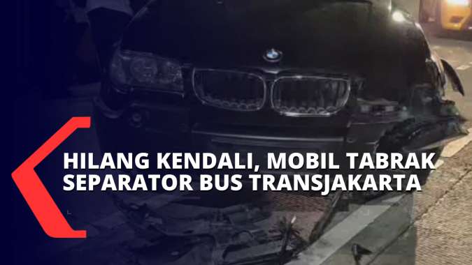 Diduga Hilang Kendali, Sebuah Mobil Tabrak Separator Beton Jalur Bus Transjakarta hingga Rusak