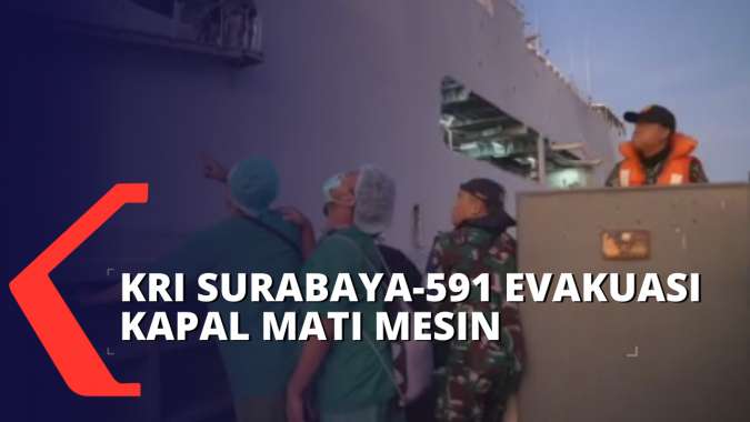 KRI Surabaya-591 Evakuasi Perahu Ambulans Mati Mesin di Perairan Pulau ...