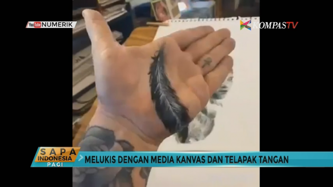 Pelukis Ini Melukis dengan Media Kanvas & Telapak Tangan
