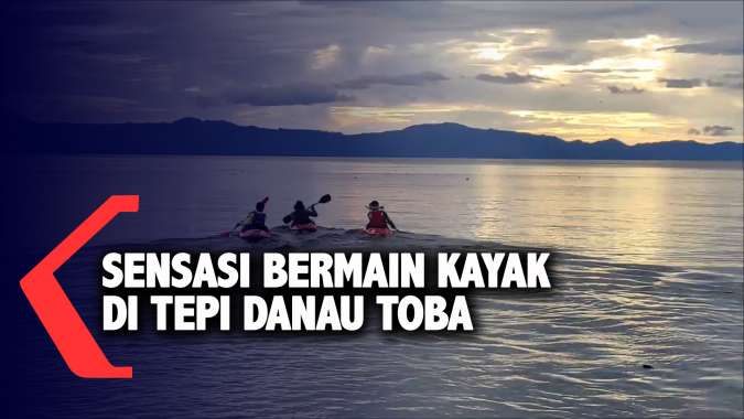 Sensai Bermain Kayak di Danau Toba