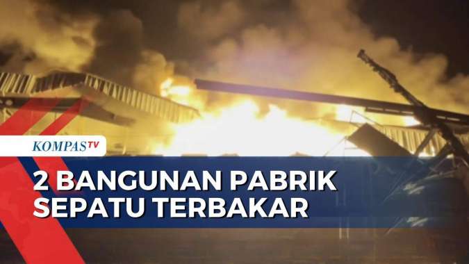 Kebakaran Melanda 2 Pabrik Sepatu di Ngawi, 3 Unit Mobil Damkar Diterjunkan ke Lokasi | KOMPAS SIANG