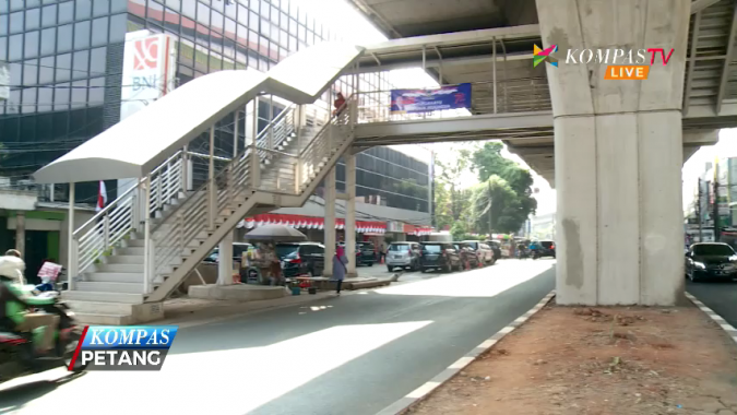 Tingginya Halte Mayestik Koridor 13 Transjakarta