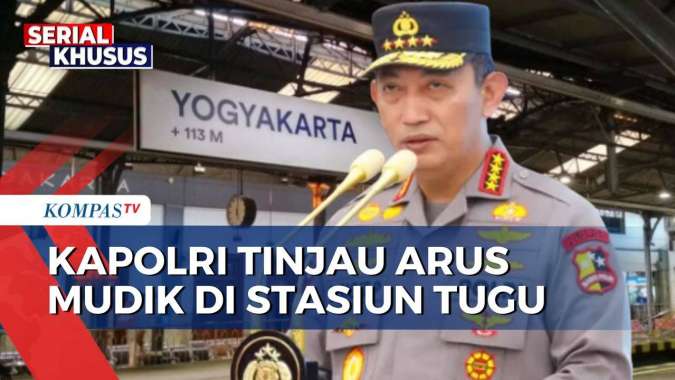 Kapolri Sapa dan Bagikan Bingkisan pada Pemudik di Stasiun Tugu Yogyakarta pada Jumat (28/03/2025)