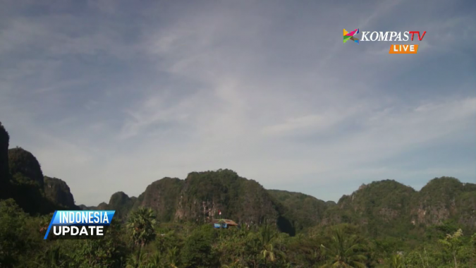 Nikmati Panorama Alam dari Puncak Bukit Karst