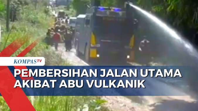 Kendaraan Water Cannon Dikerahkan Bersihkan Jalan dari Abu Vulkanik ...