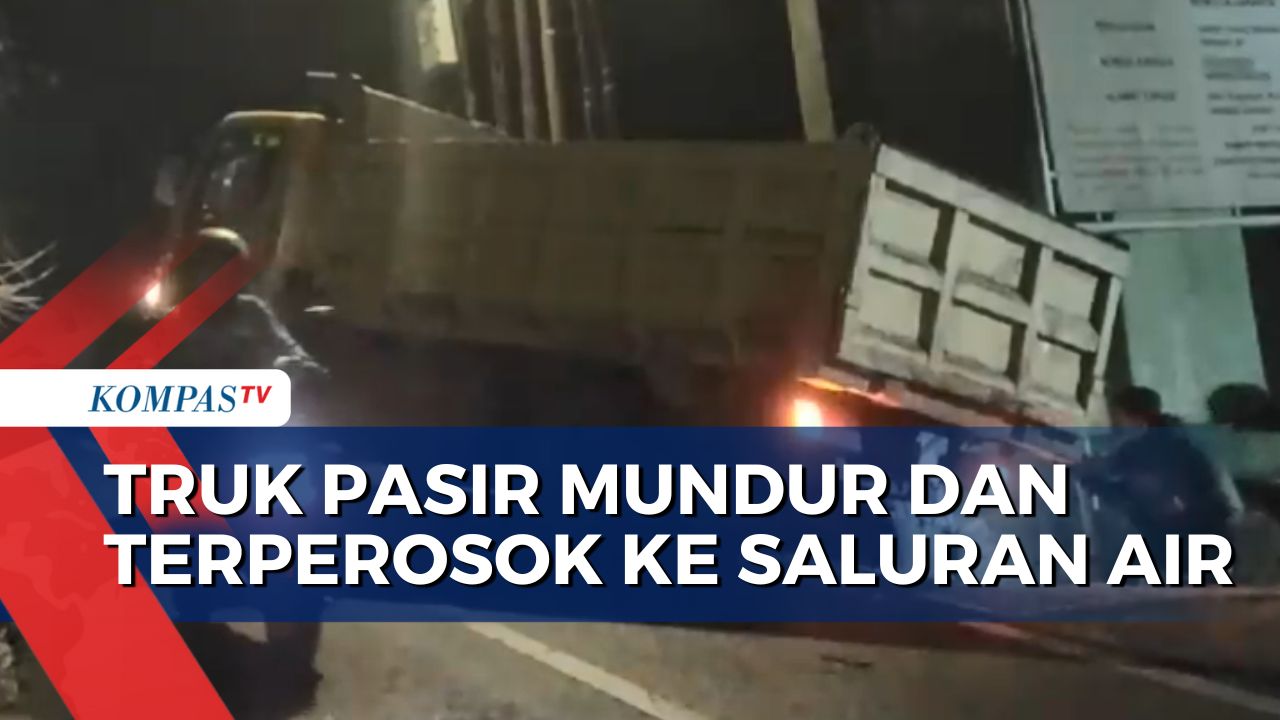 Video: Tak Kuat Menanjak, Truk Bermuatan Pasir di Jagakarsa Terperosok ke Saluran Air