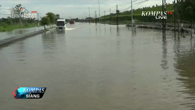 Jalan Raya Porong, Surabaya, Masih Tergenang Banjir 70 Cm