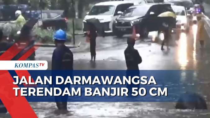 Drainase Tersumbat, Jalan Darmawangsa Terendam Banjir 50 Cm